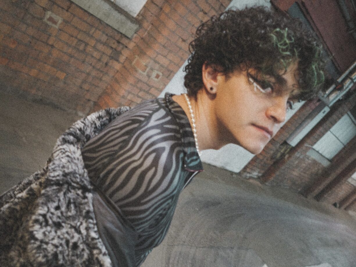 Dark electronic opera 'Queen Midas' unpacks late-20th century queer ...